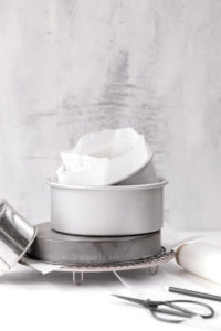 How To Line A Round Cake Tin - Apple Cake Annie